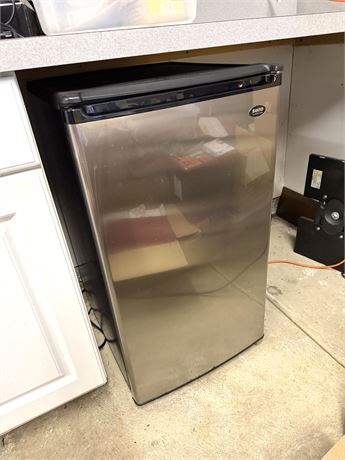 North East Ohio Auctions - Sanyo Stainless Steel Mini Refrigerator